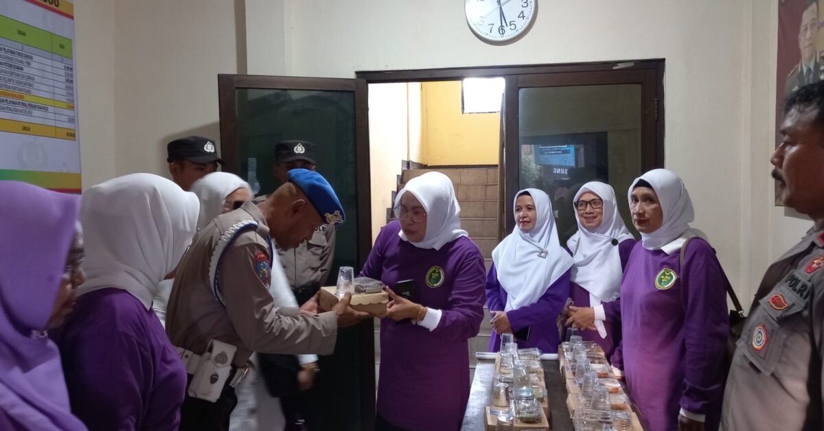 Wanita Islam Maluku Berbagi Paket Buka Puasa dengan Polisi di Ambon ...